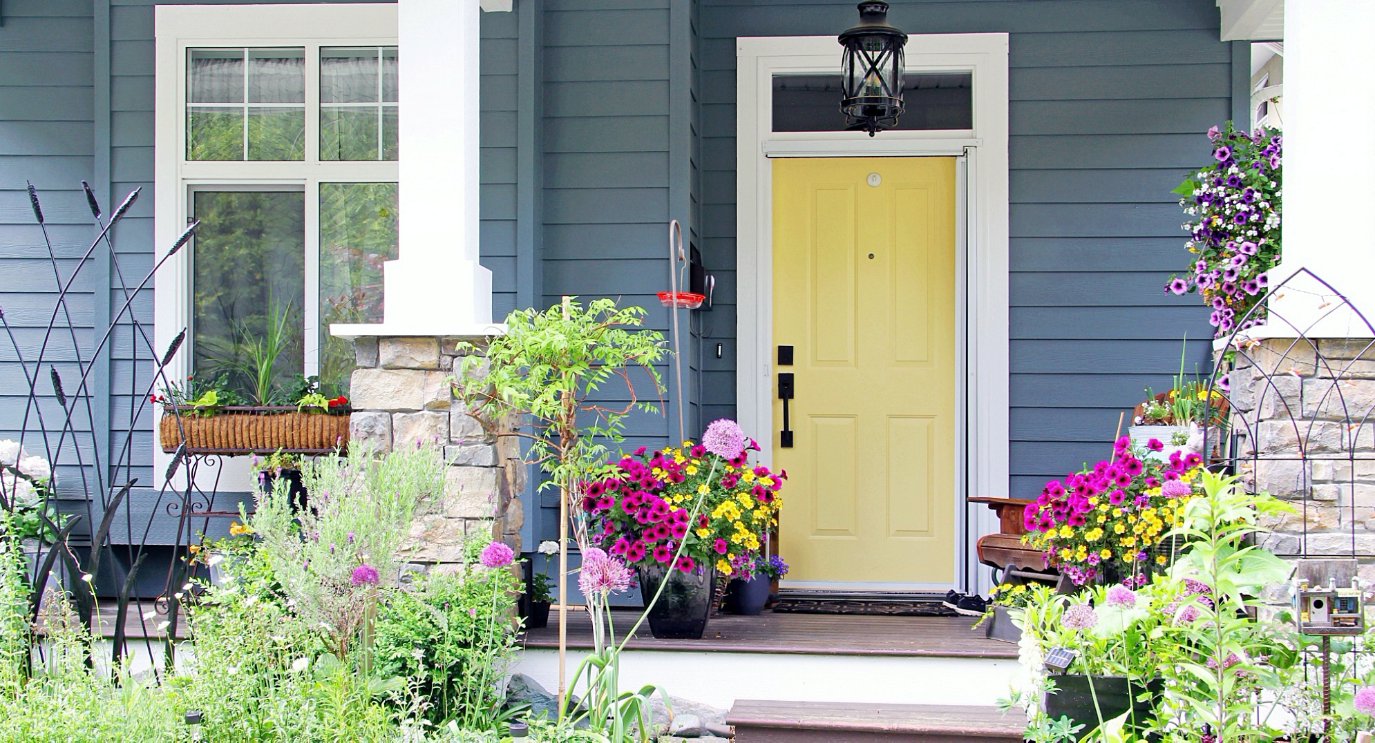 10 prostych sposobów, jak odświeżyć wejście do domu na wiosnę | Weranda.pl