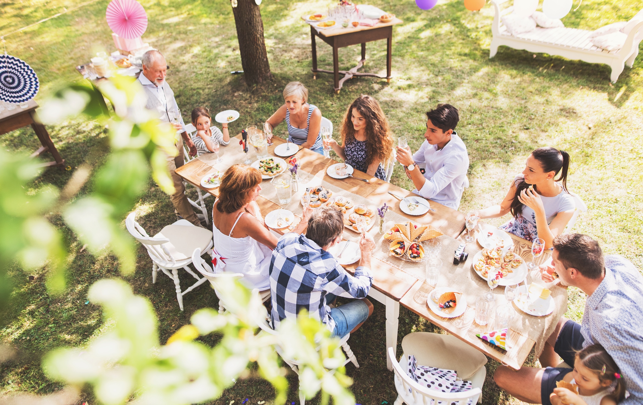 Letni obiad w ogrodzie: 7 pomysłów na smaczne i szybkie dania | Weranda.pl